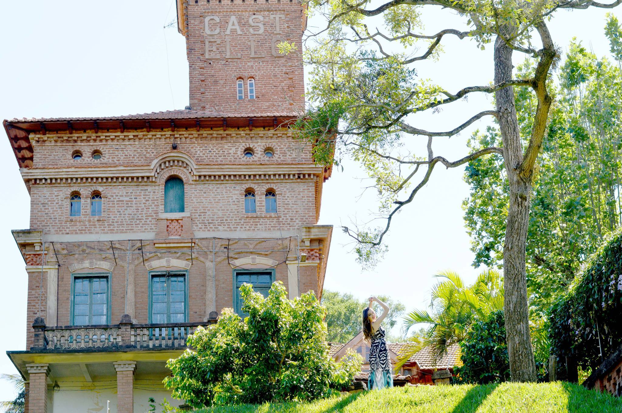 Misterioso e imponente: O Castelo das Pedras de Fogo que fica ao lado ...
